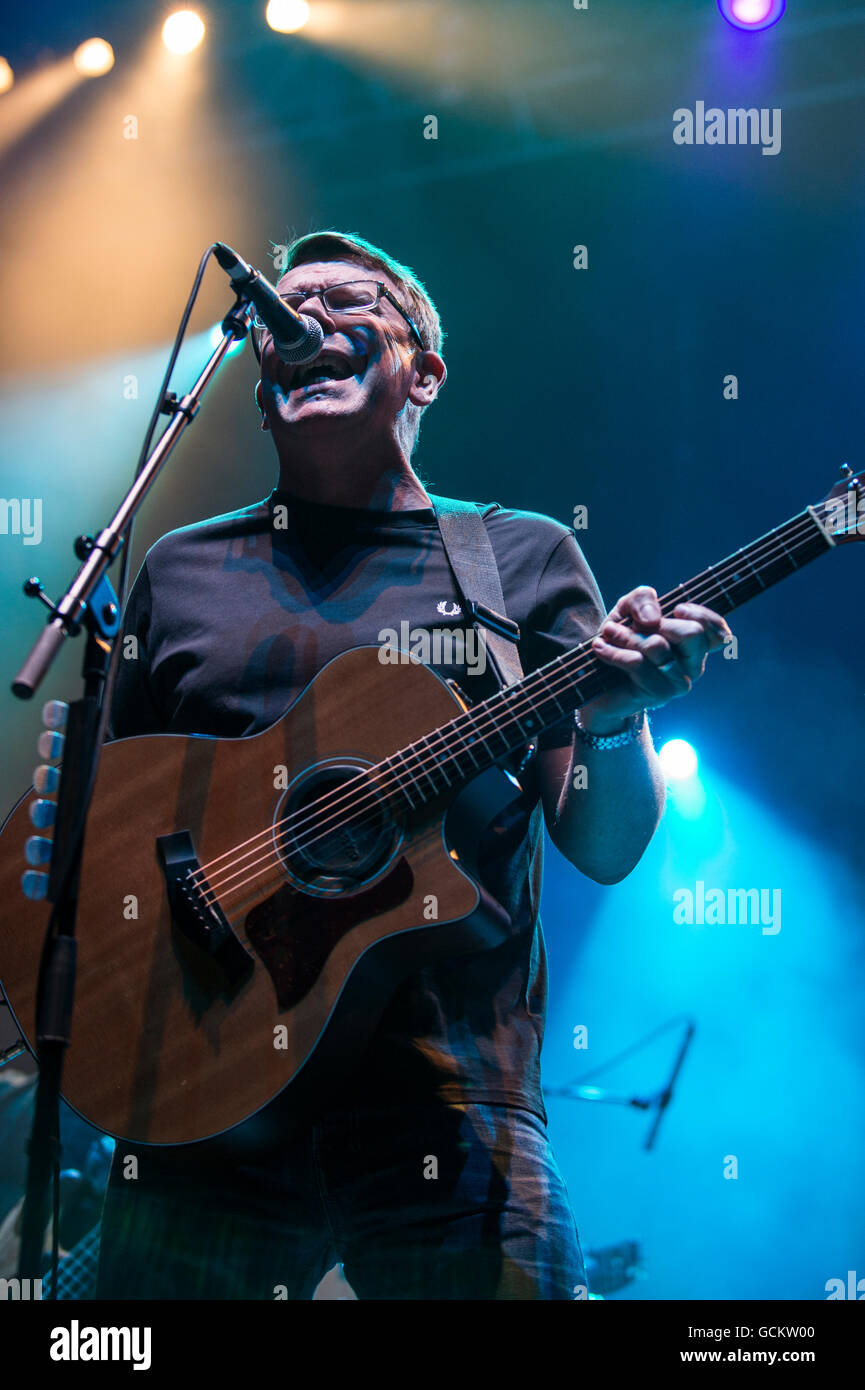 The proclaimers on stage hi-res stock photography and images - Alamy
