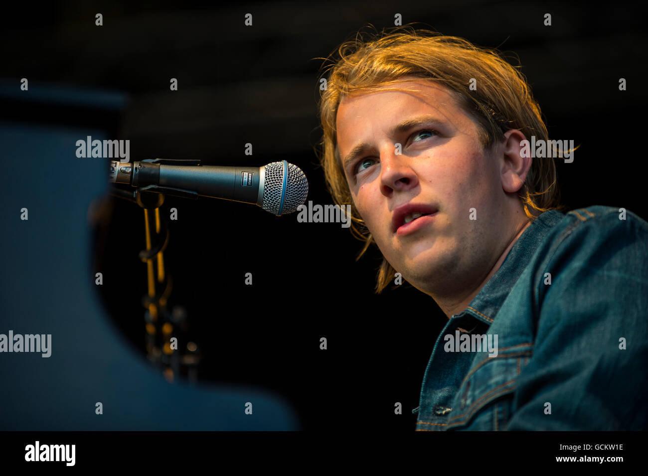 Tom odell singer songwriter hi-res stock photography and images - Alamy