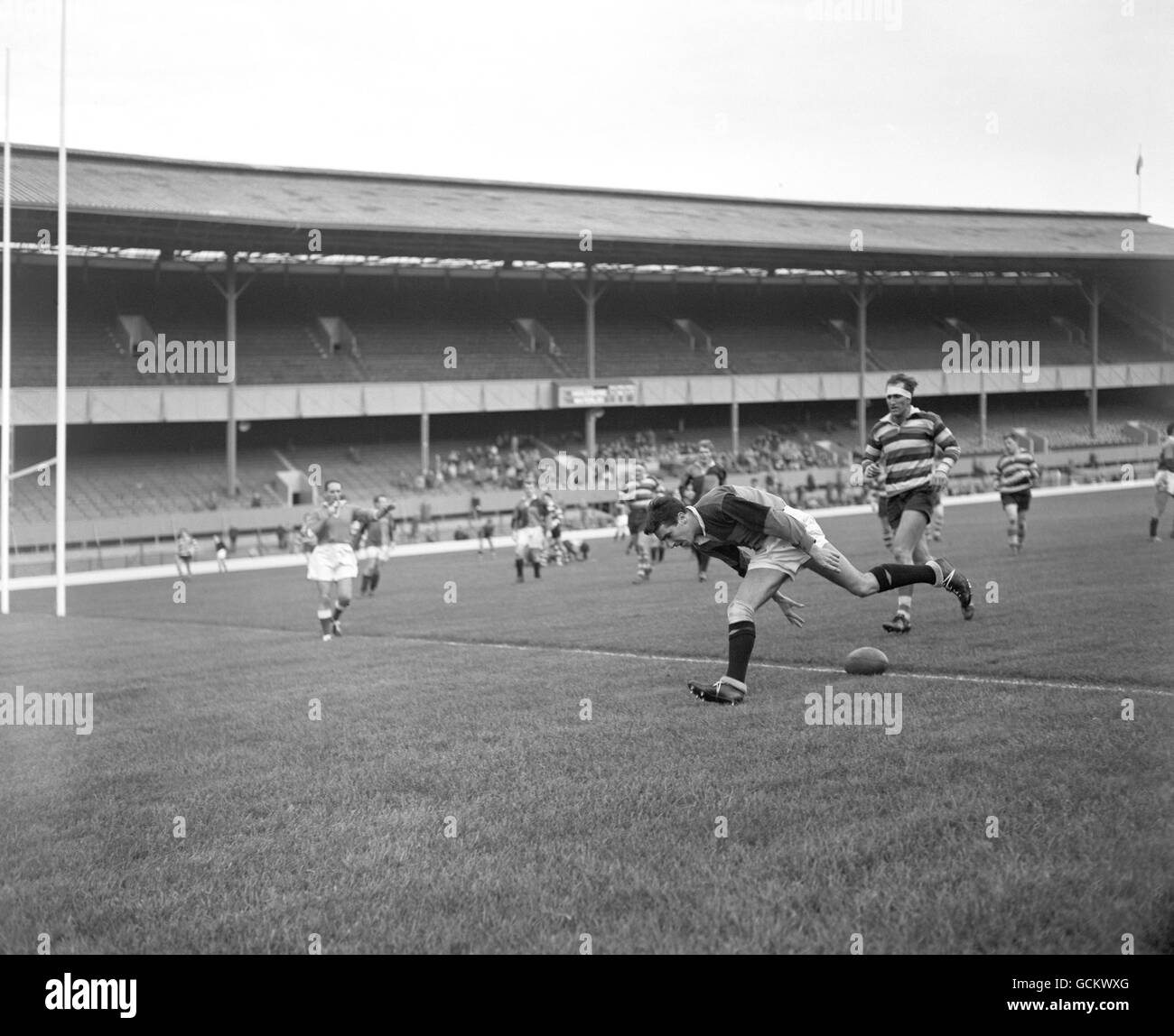 The harlequins full back hi-res stock photography and images - Alamy