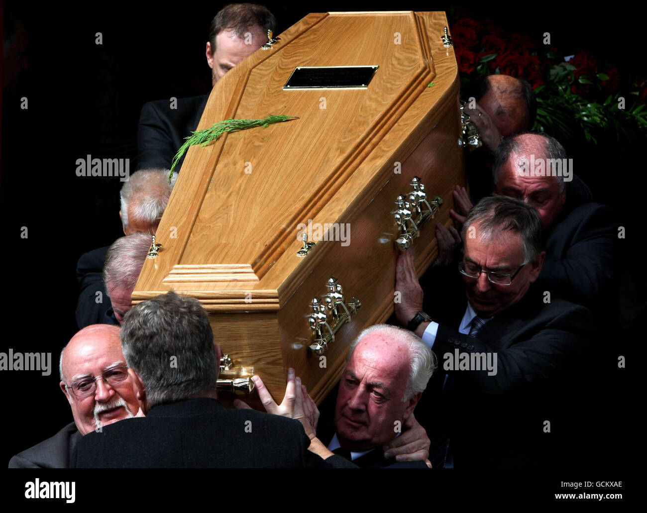The coffin of Glasgow shipyard union leader Jimmy Reid leaves Govan Old ...