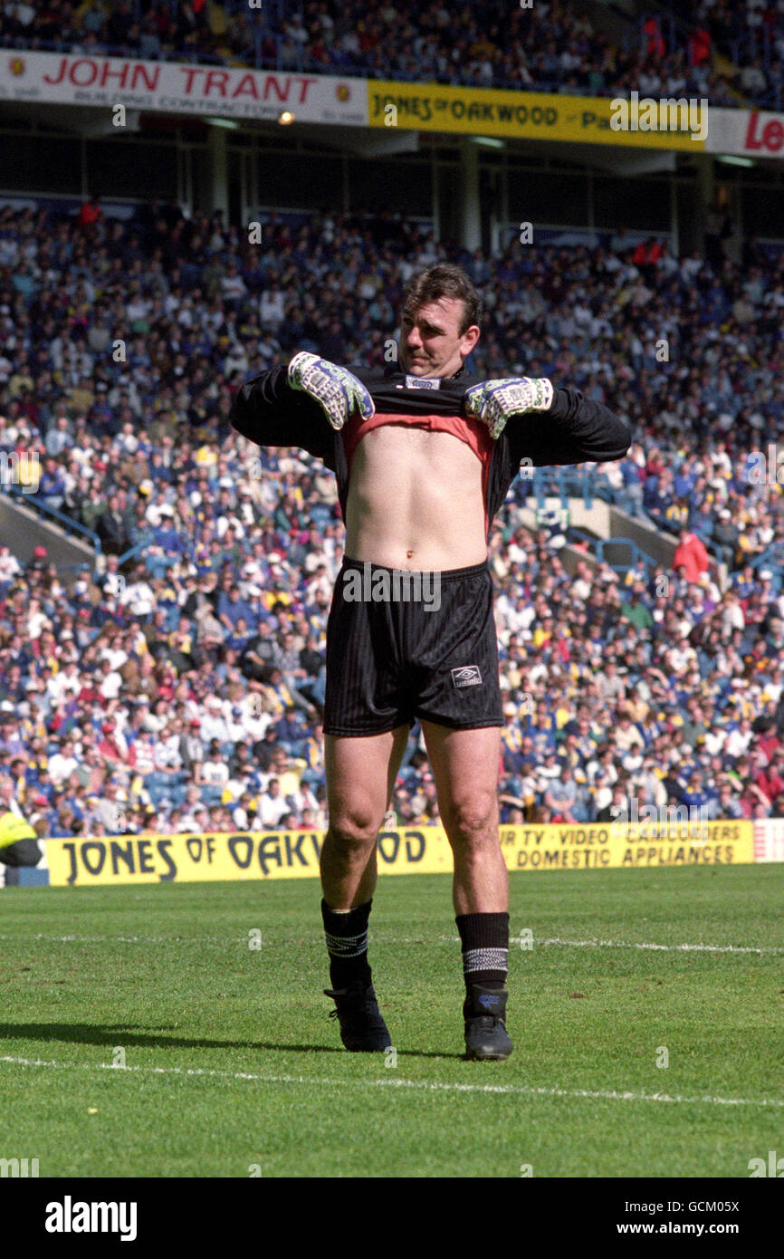 Everton goalkeeper Neville Southall shows his belly to the Leeds fans ...