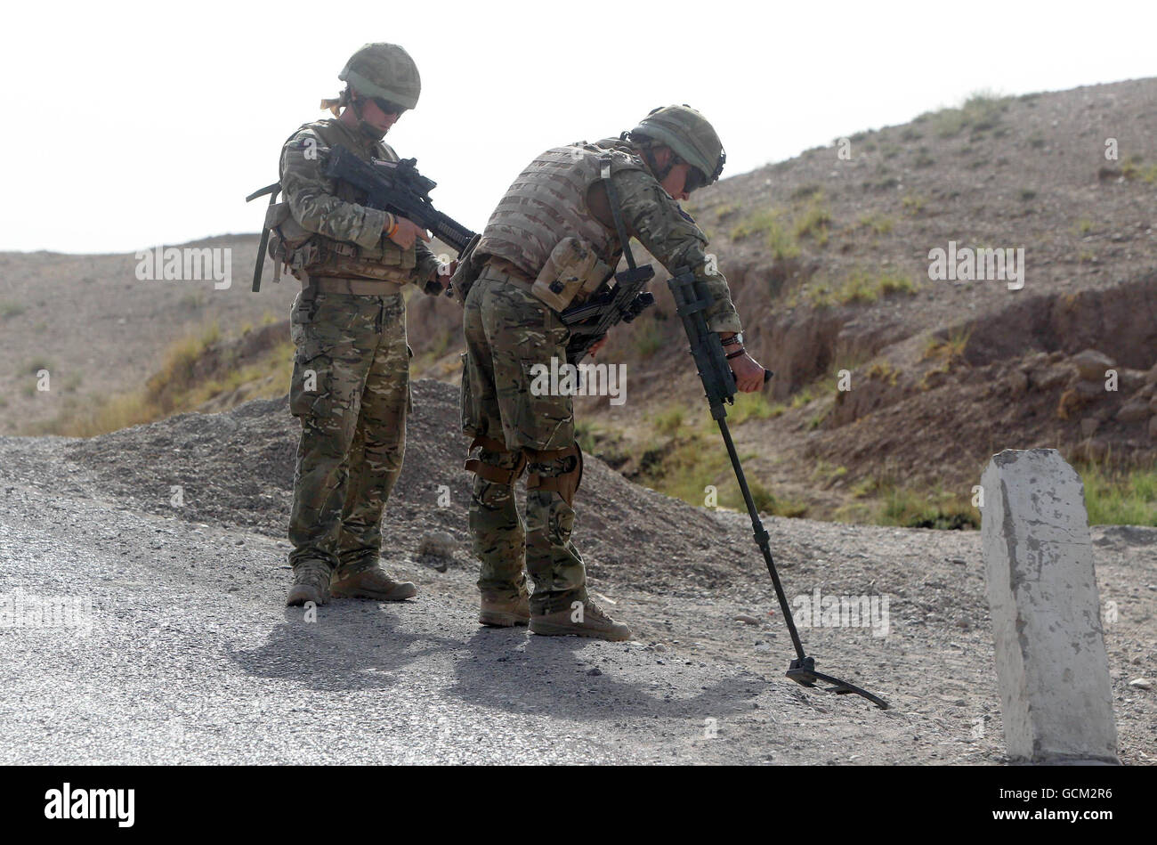 Defence afghanistan patrol full length searching camouflage uniform ...