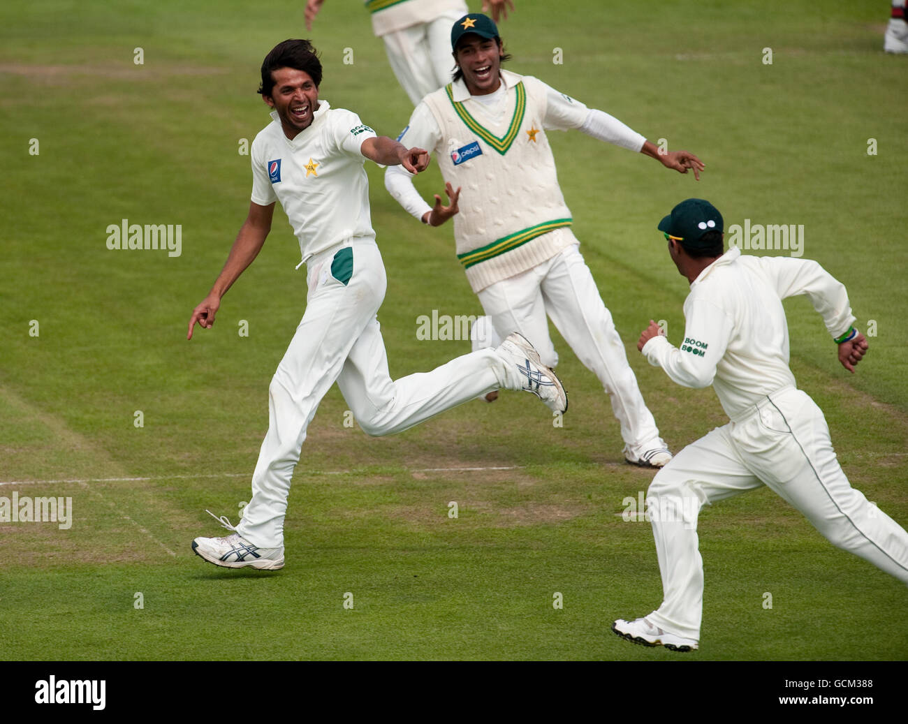 Pakistan's Mohammad Asif celebrates with Mohammad Aamer and Azhar Ali ...
