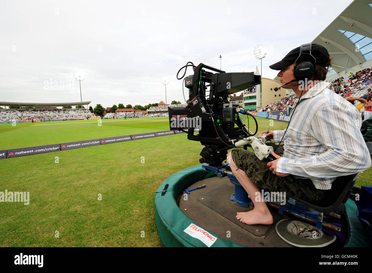 Cricket sky sports cameraman hi-res stock photography and images - Alamy