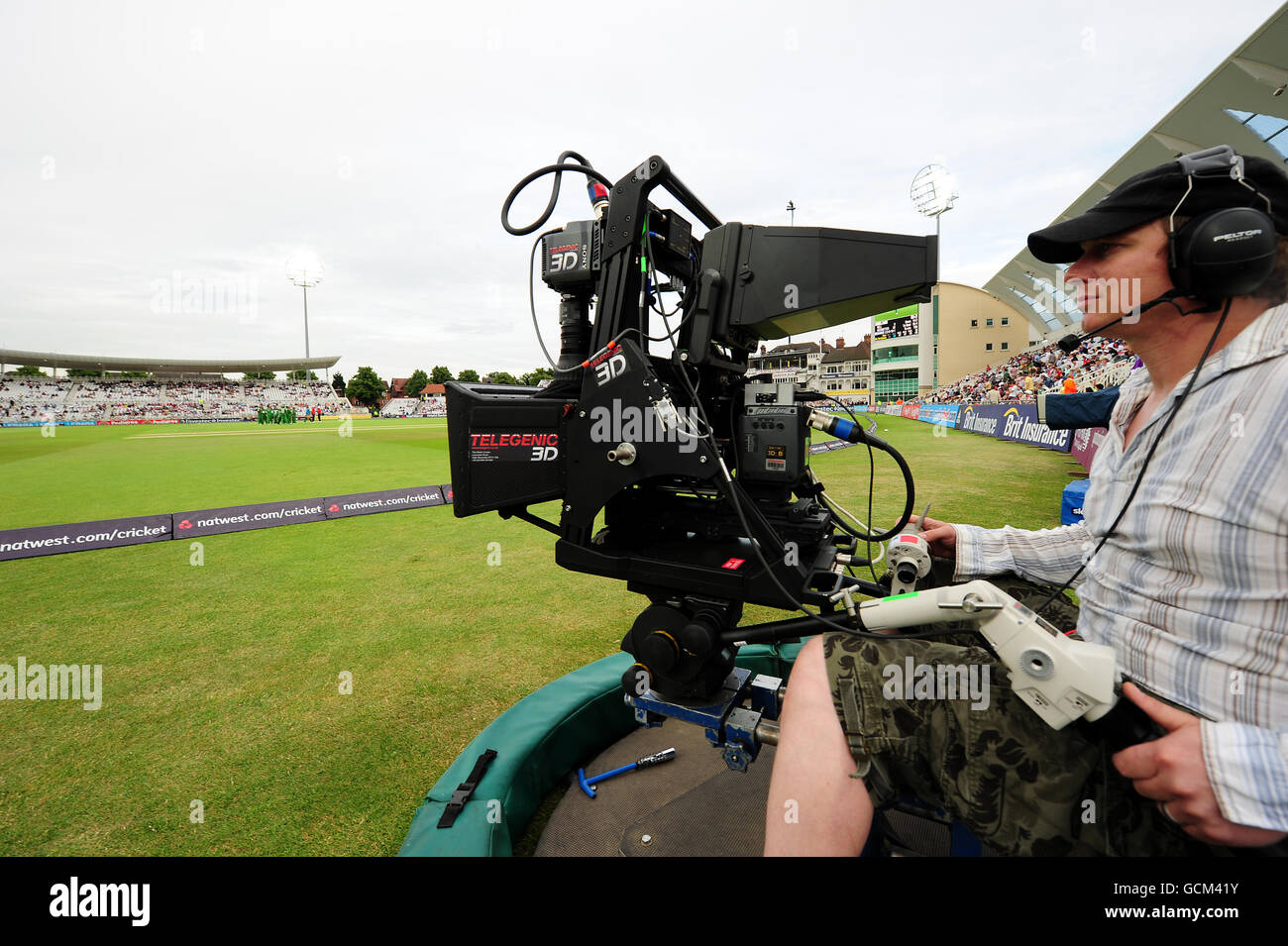 Cricket cameraman hi-res stock photography and images - Alamy