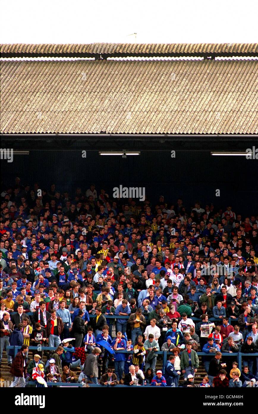 Fans stand at the Shed end of Chelsea's Stamford Bridge ground Stock ...