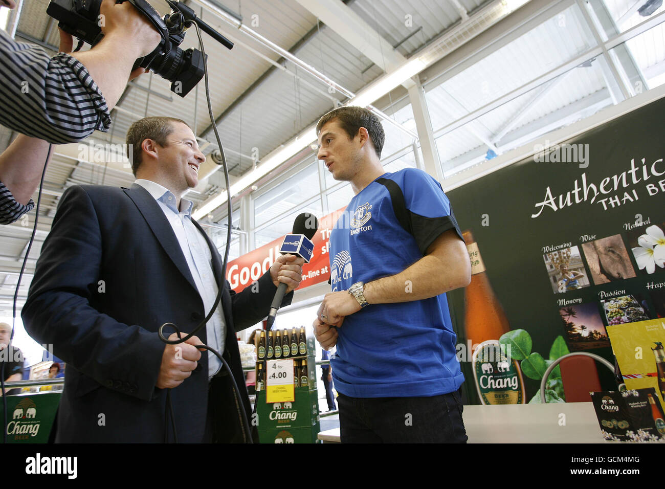 Soccer - Everton FC Signing Session - Tesco - Old Swan Branch ...