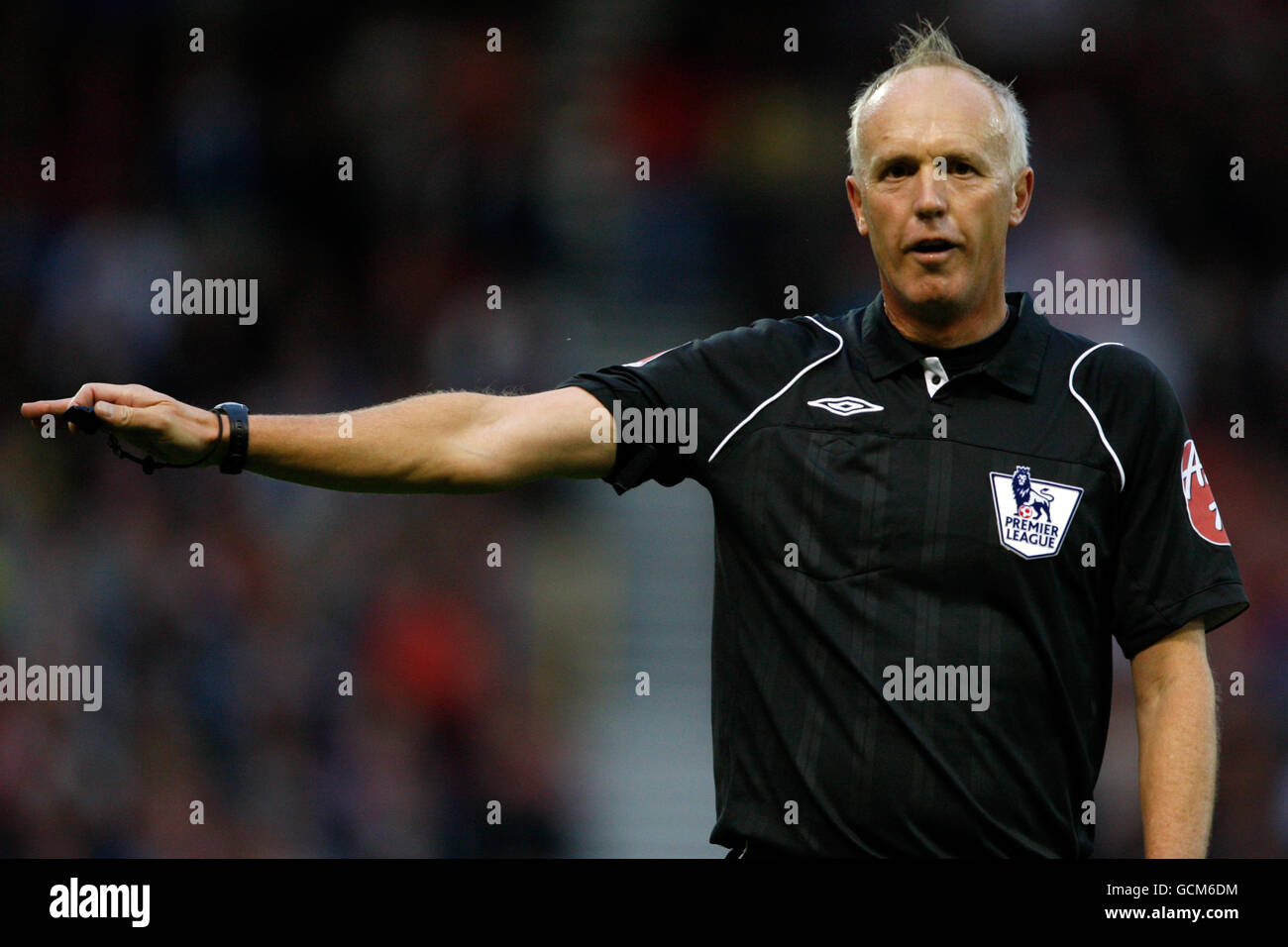 Peter walton referee hi-res stock photography and images - Alamy