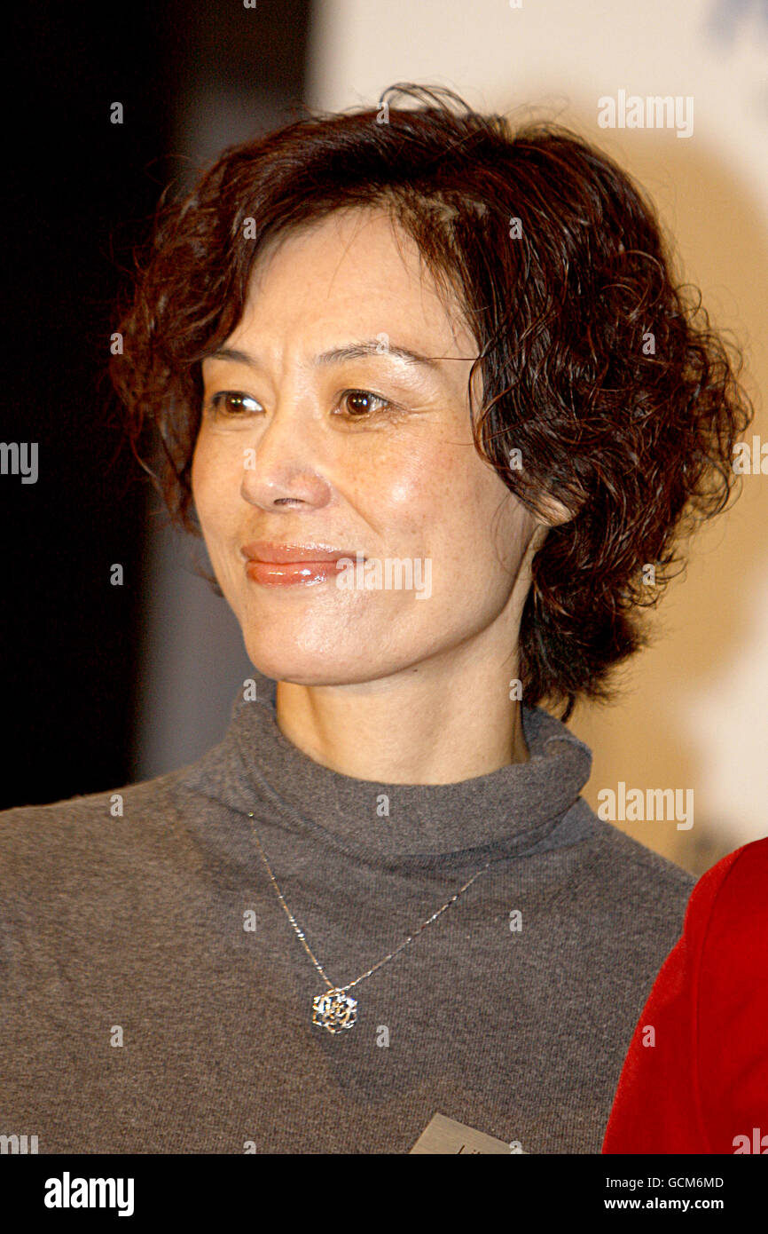 Cao lihua mum of chinese beach volleyball player xue chen hi-res stock ...