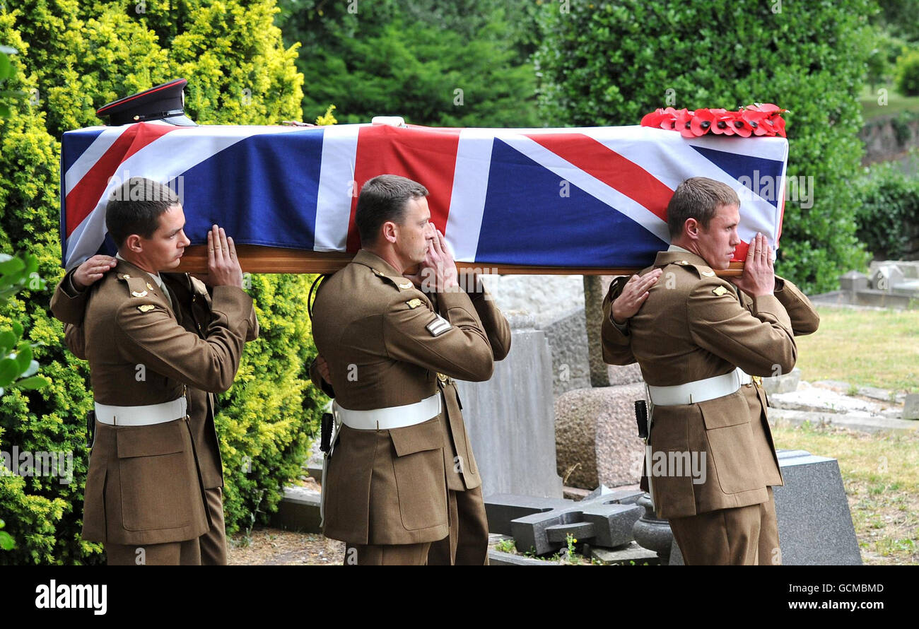 The coffin private alex isaac carried st marys church hi-res stock ...