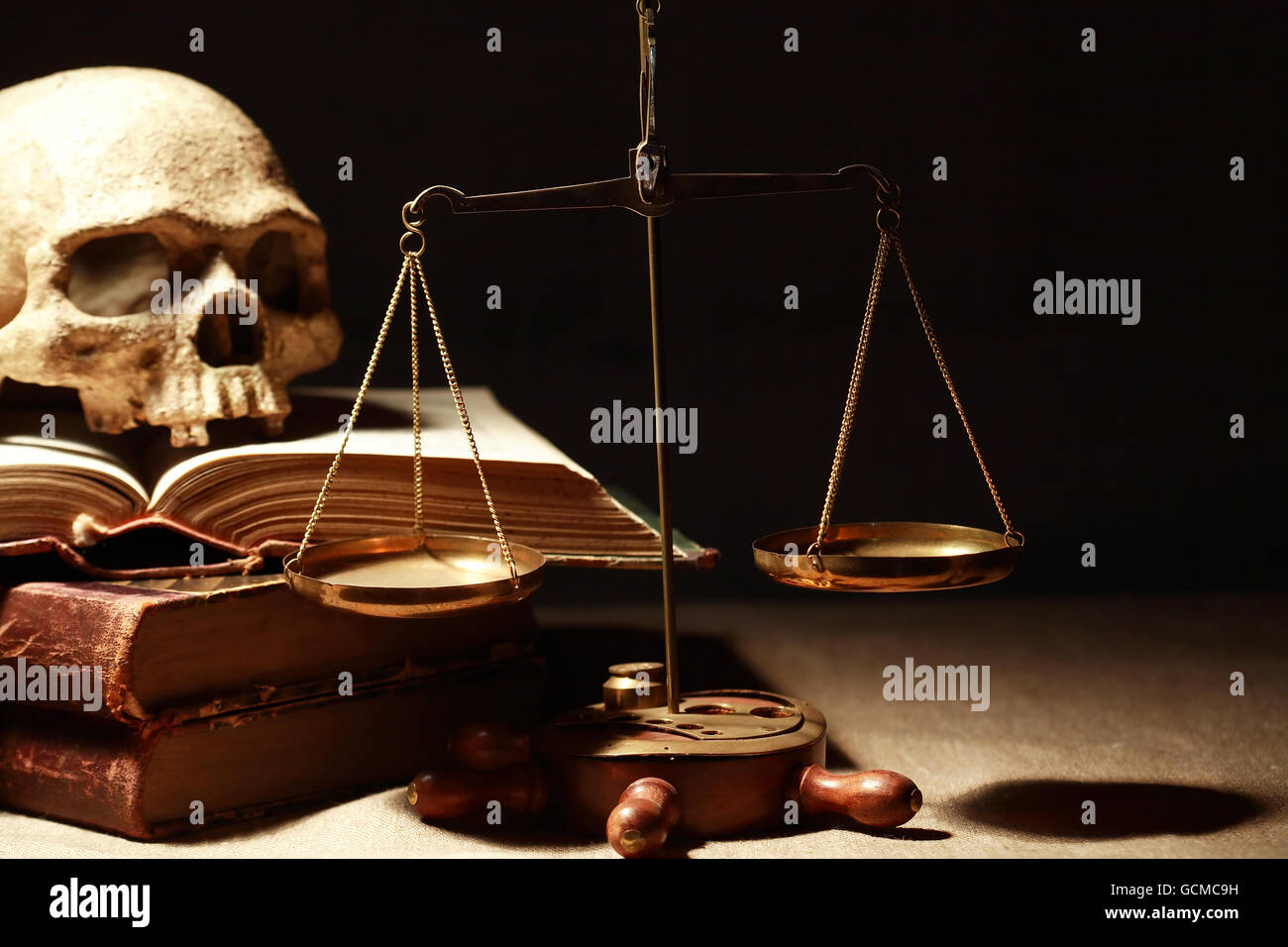 Skull old books hi-res stock photography and images - Alamy