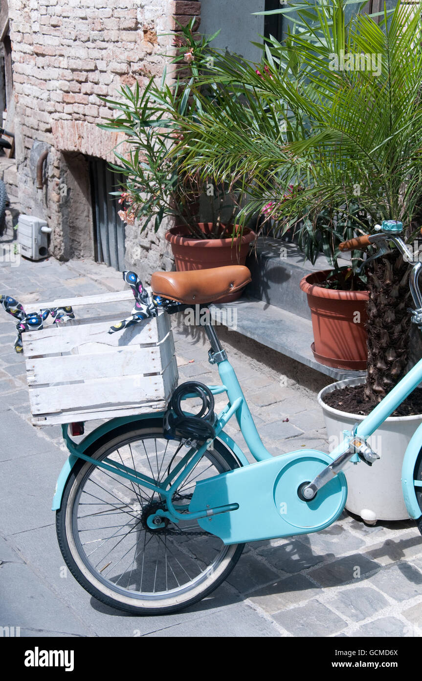 White blue bicycle hi-res stock photography and images - Alamy