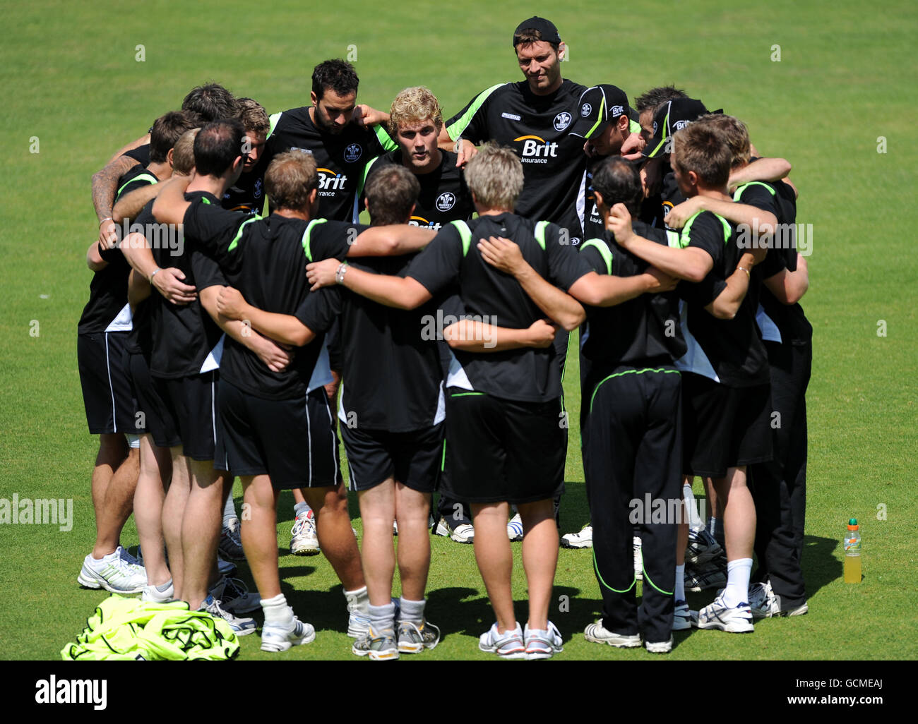Surrey players enter in to a huddle during the pre-match warm up Stock ...
