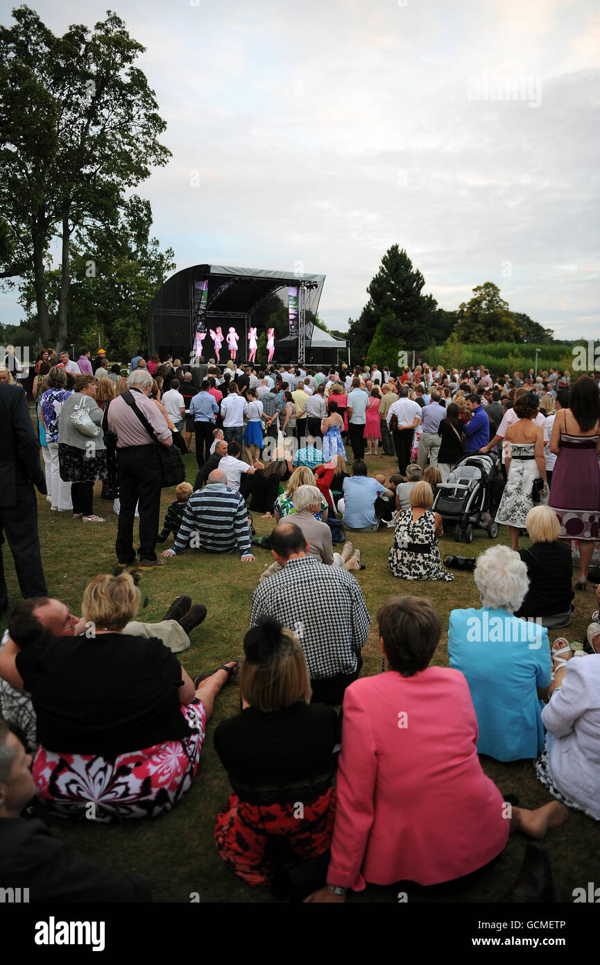 Horse Racing - Vines of Gatwick and Redhill Ladies' Evening - featuring ...