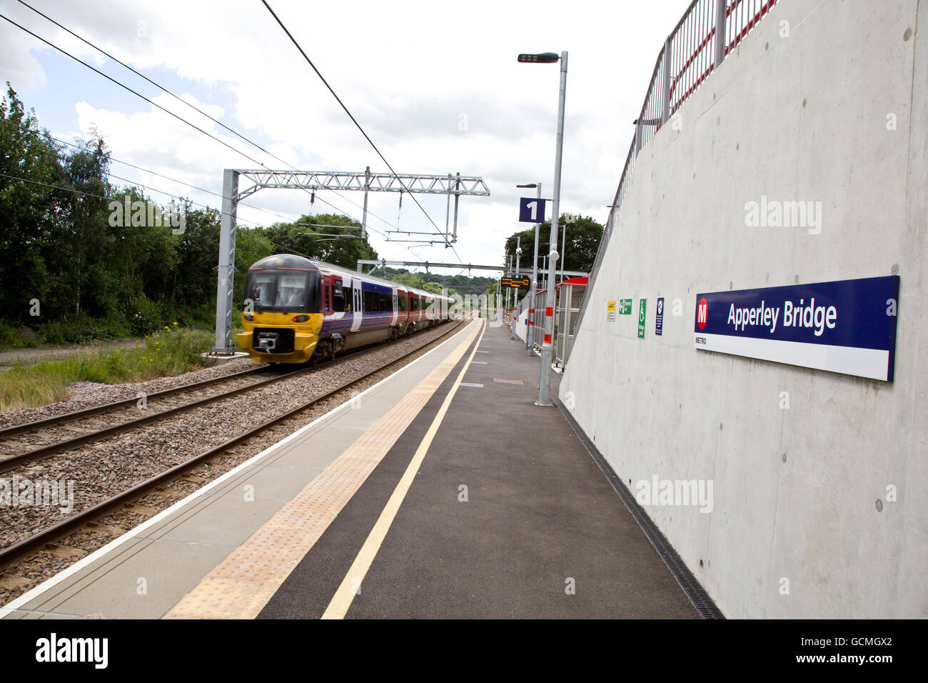 Apperley bridge station hi-res stock photography and images - Alamy