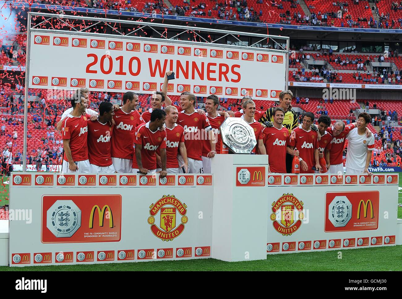 Chelsea celebrate winning the community shield hi-res stock photography ...