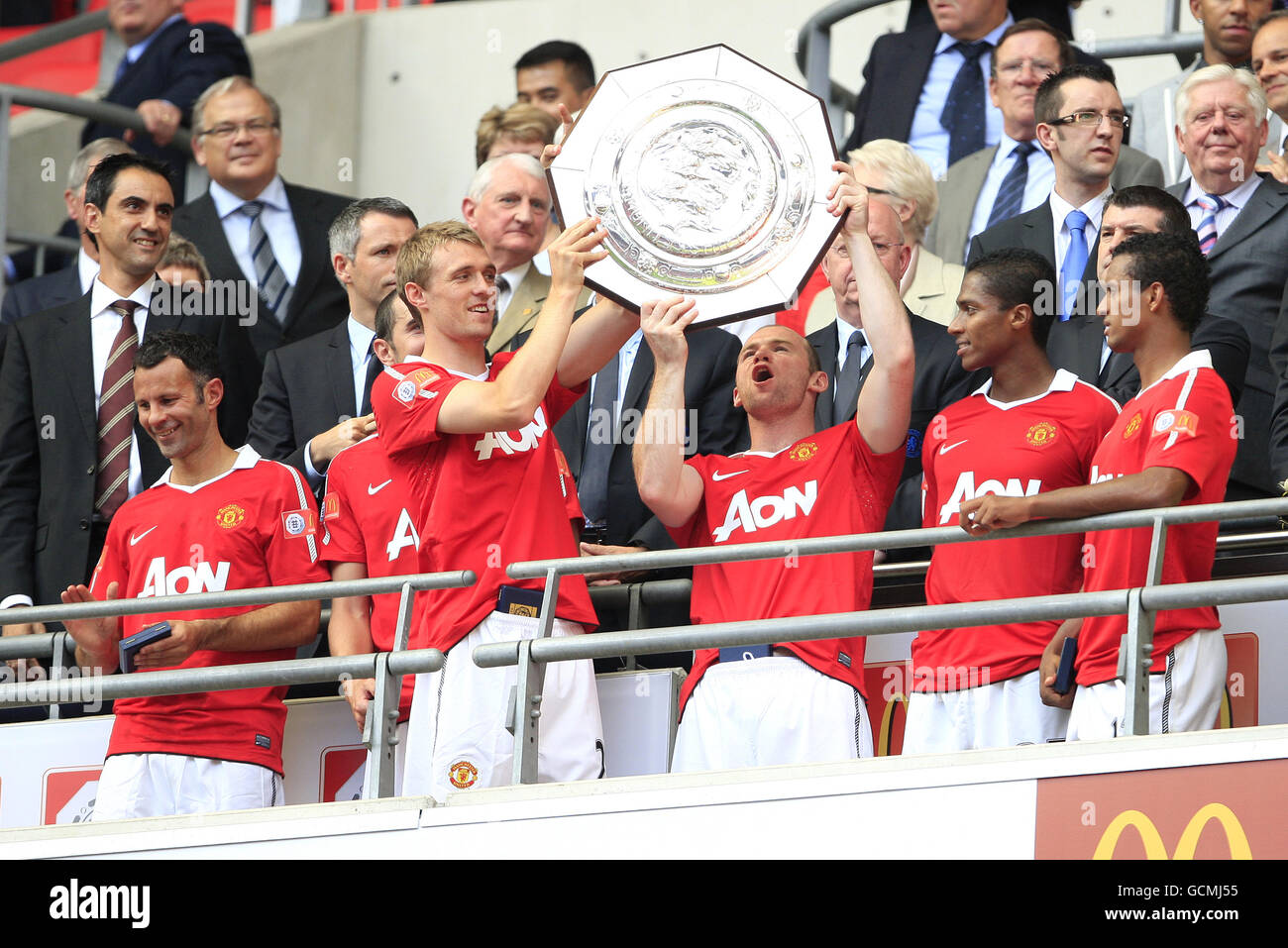 Manchester united's darren fletcher and wayne rooney lift the community ...