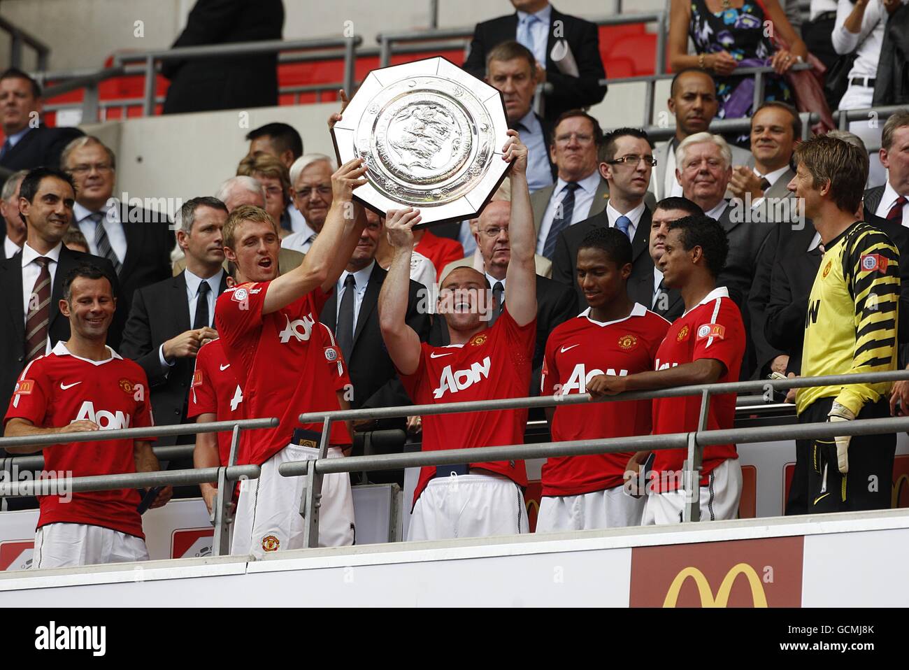 Manchester united's darren fletcher and wayne rooney lift the community ...