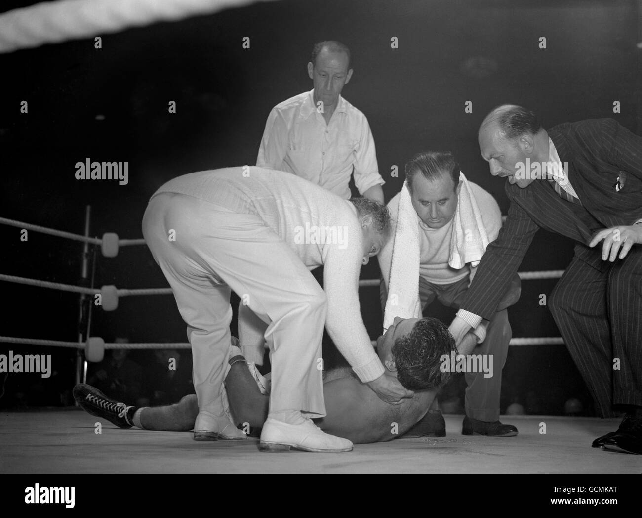 Boxing - Heavyweight - Bruce Woodcock v Lee Oma - Harringay Stadium - London - 1948 Stock Photo ...