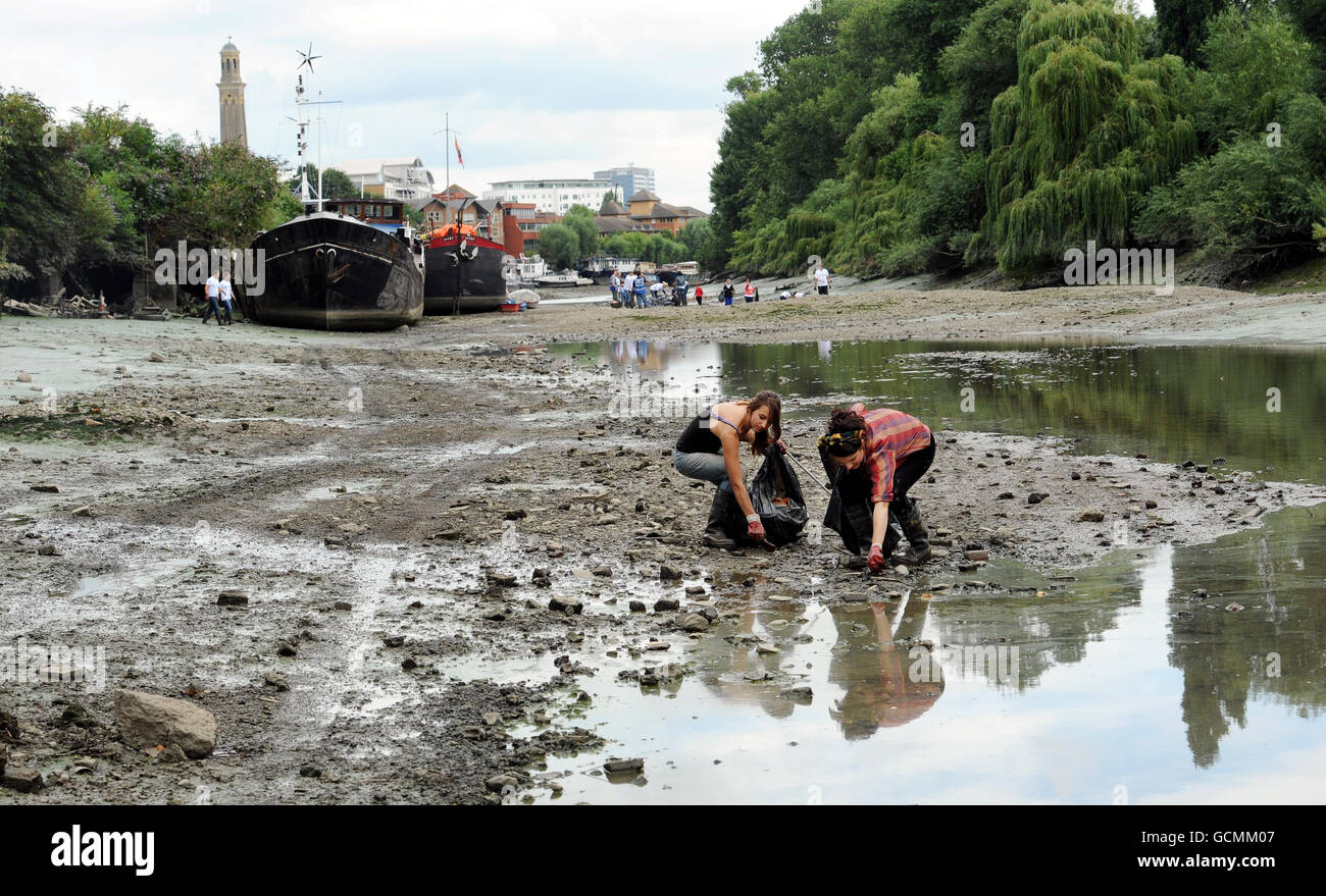 Volunteers clean up river hi-res stock photography and images - Alamy