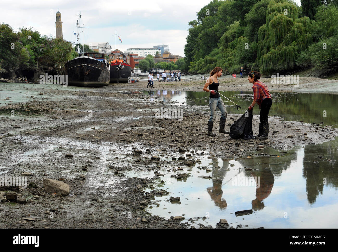 Volunteers from thames21 hi-res stock photography and images - Alamy