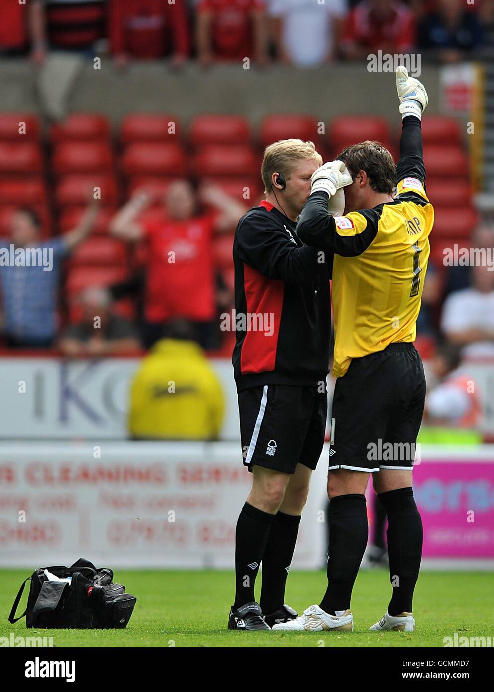 Nottingham forest goalkeeper lee camp hi-res stock photography and ...