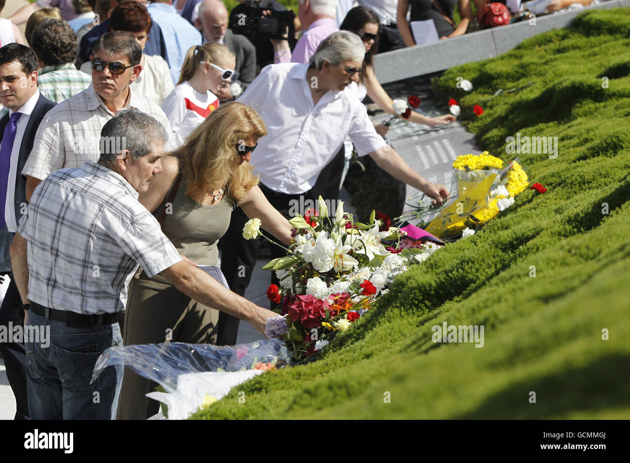 Survivors and relatives of those who died in the Omagh bombing lay ...