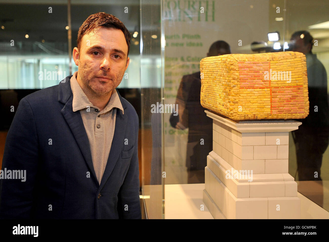 Arts plinth half length mid hi-res stock photography and images - Alamy