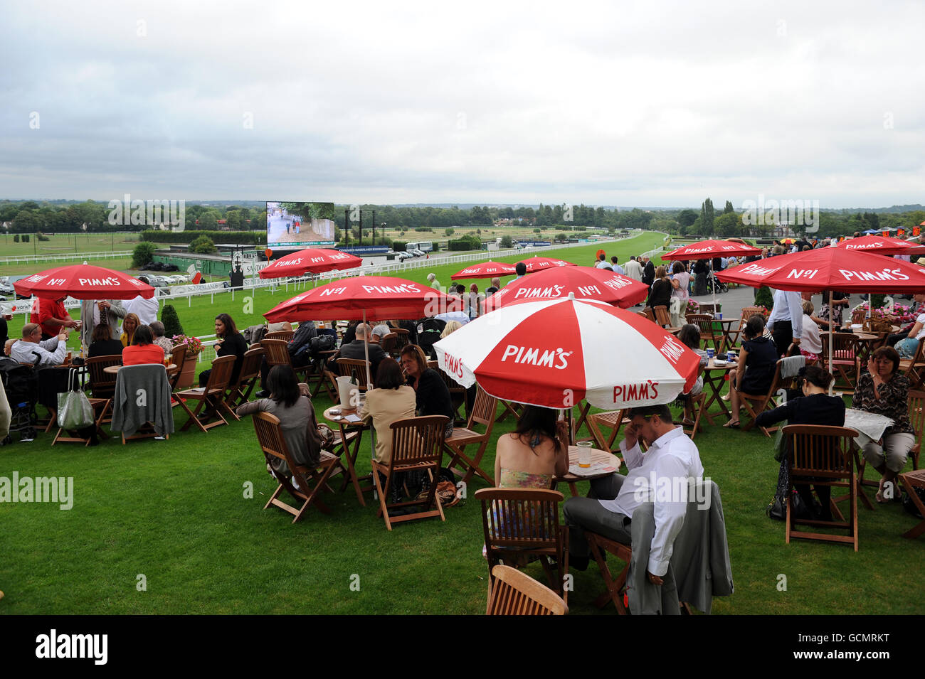 Racegoers trackside at sandown park hi-res stock photography and images ...