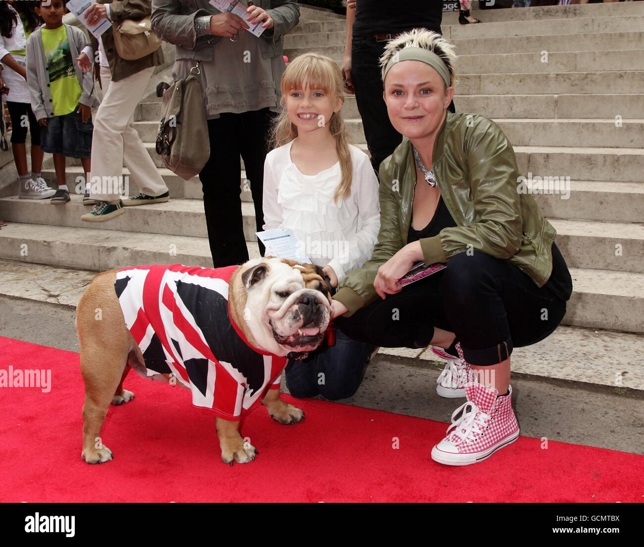 Gail Porter with daughter Honey arriving for the gala screening of Cats ...