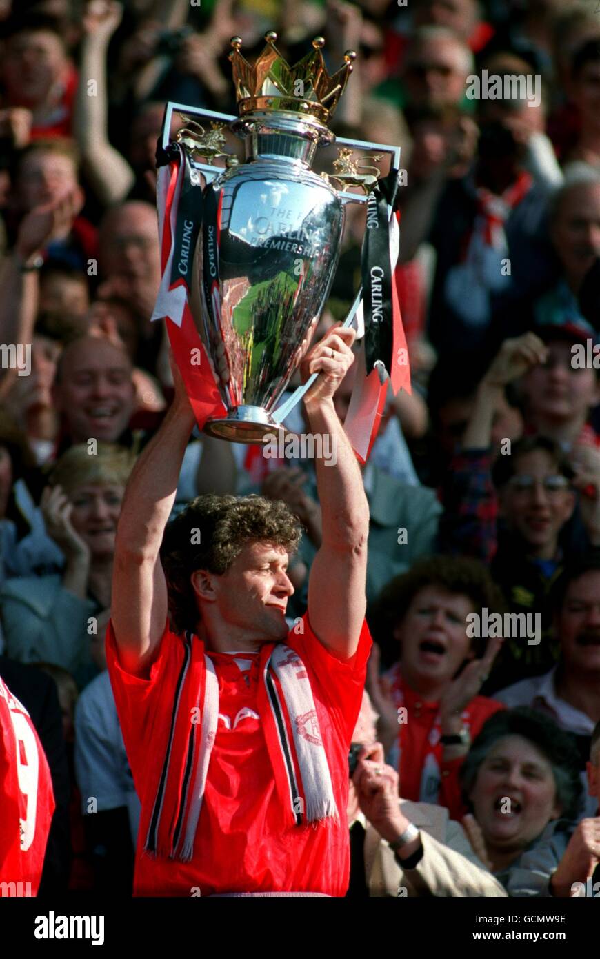 MARK HUGHES, MANCHESTER UNITED, WITH THE PREMIER LEAGUE TROPHY Stock ...