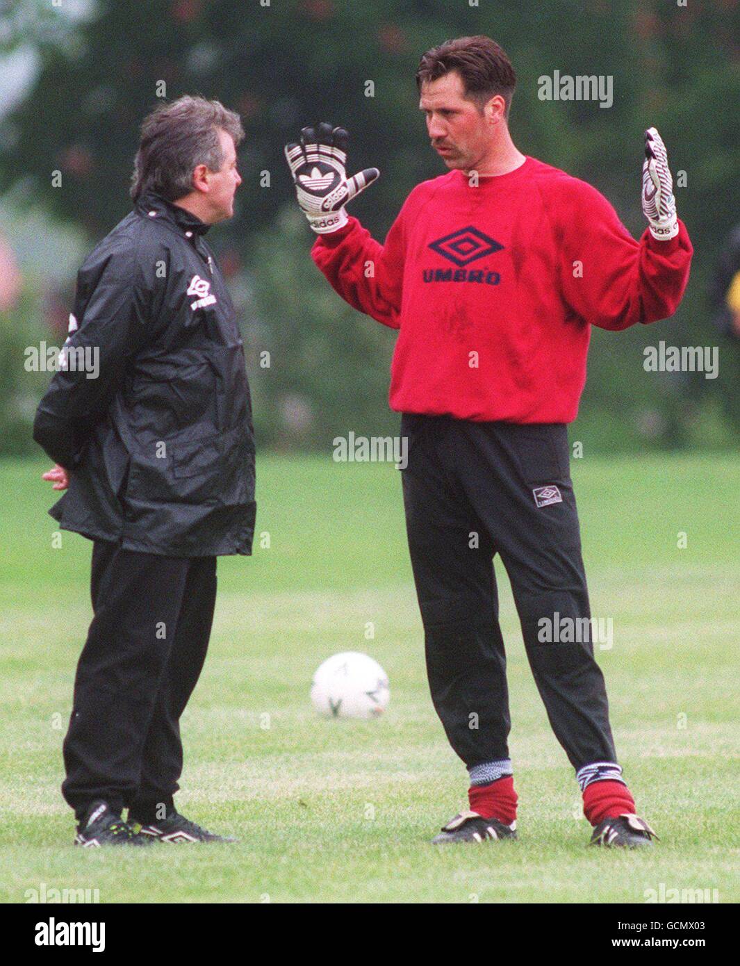 SOCCER. TERRY VENABLES, MANAGER, ENGLAND WITH DAVID SEAMAN Stock Photo ...