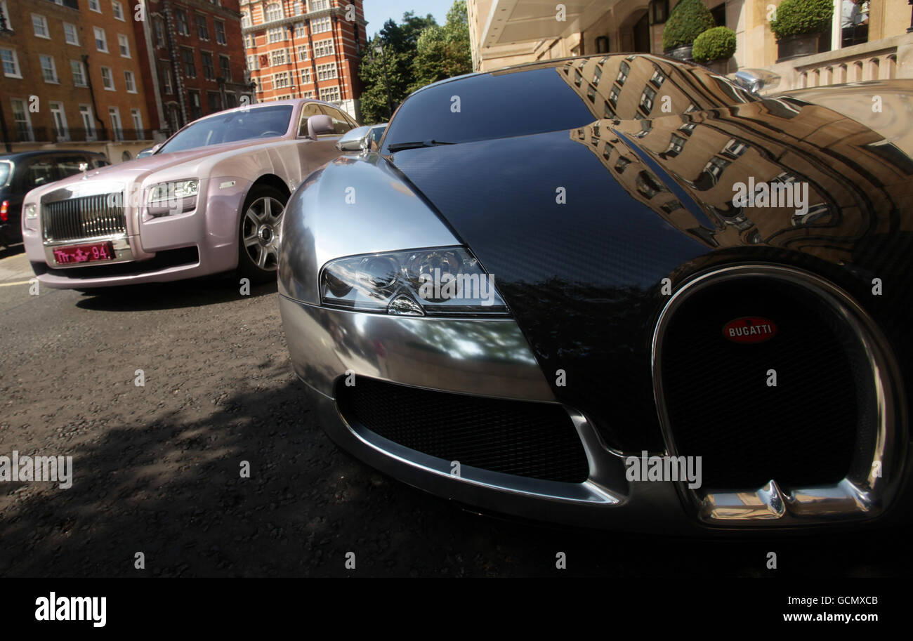 A bugatti eb veyron right displaying abu dhabi number plates hi-res ...