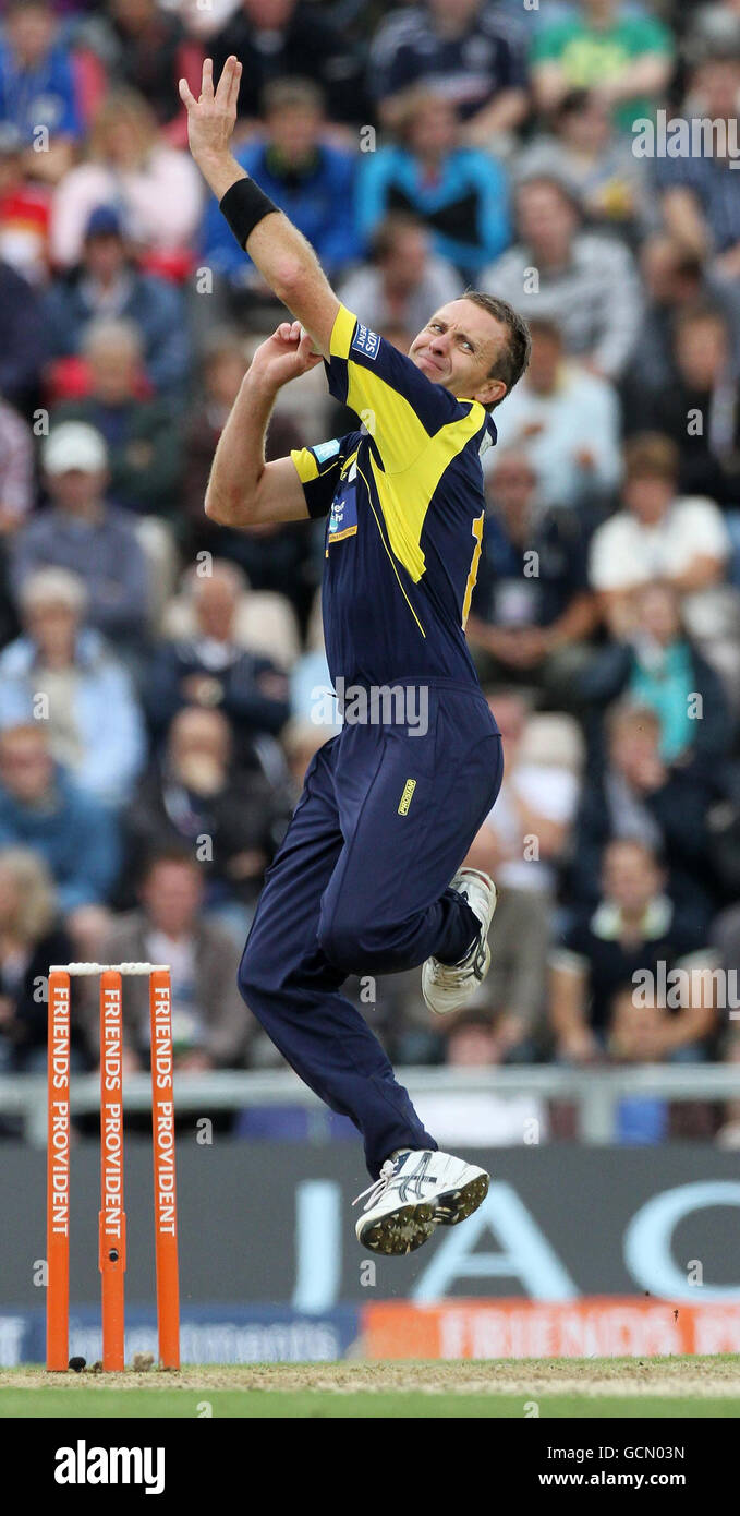 Cricket bowling bowls bowl hi-res stock photography and images - Alamy