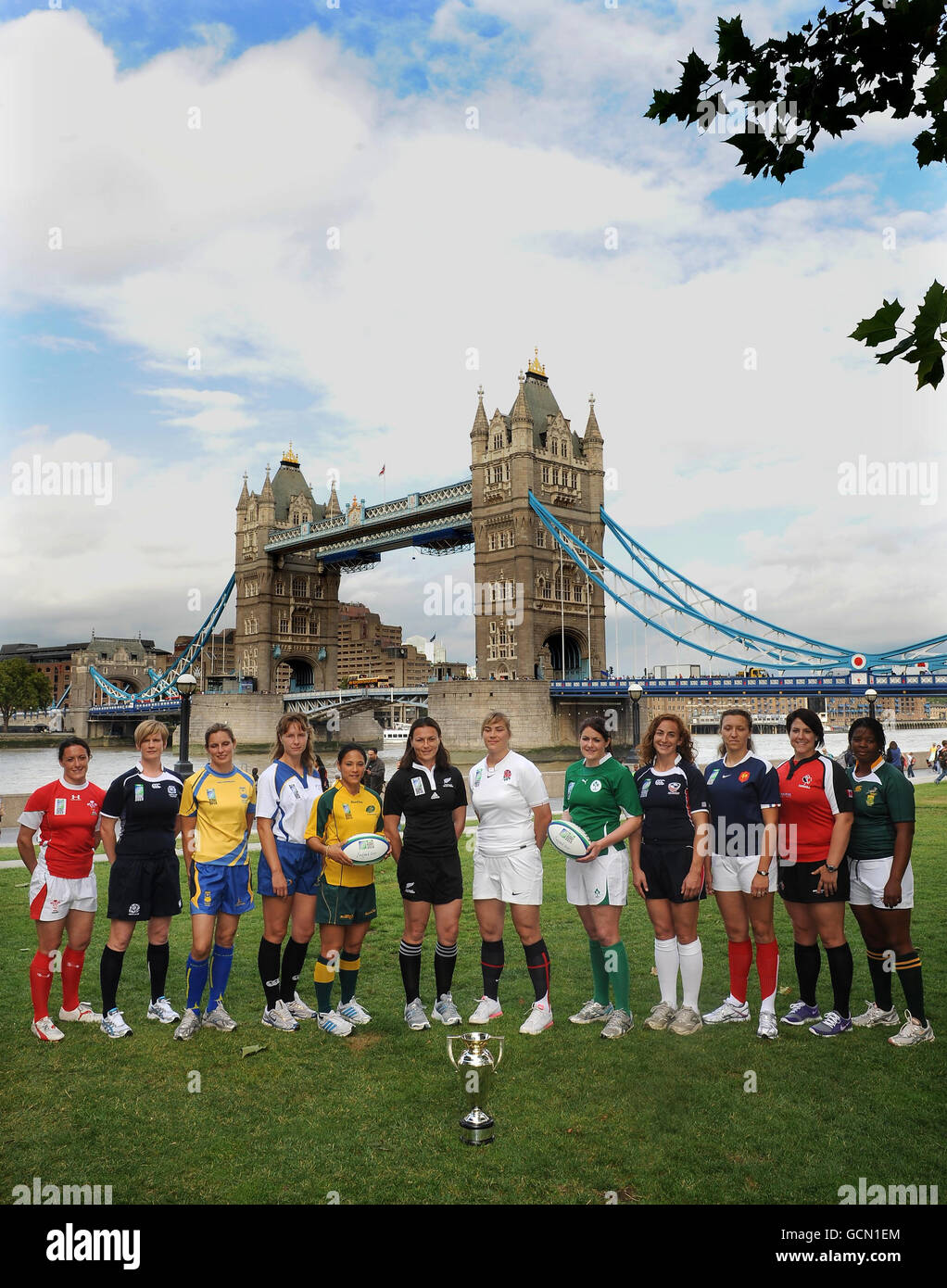 Women rugby union world cup trophy hi-res stock photography and images ...