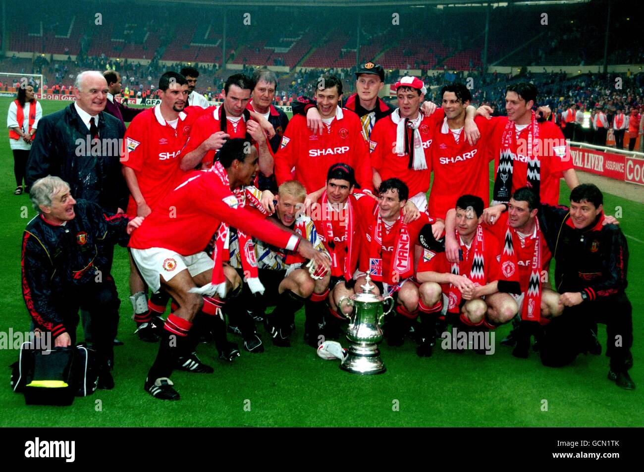 Team group celebration trophy cup football utd hi-res stock photography ...