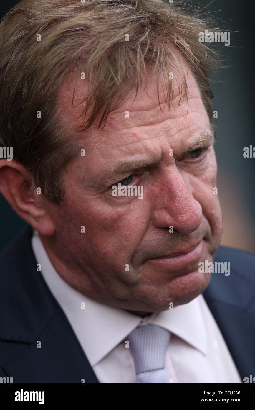 Presenter derek thompson at ascot racecourse hi-res stock photography ...