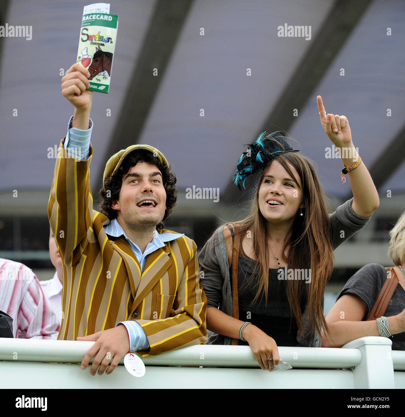 Race goers watching action hi-res stock photography and images - Alamy