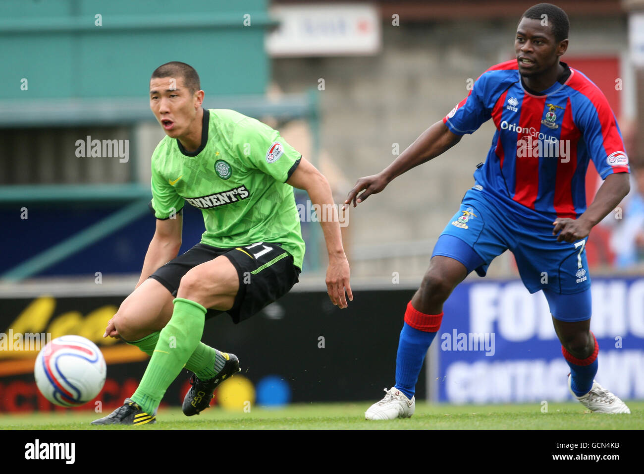 Celtic's Cha Du-Ri (left) and Inverness' Eric Odhiambo Stock Photo - Alamy