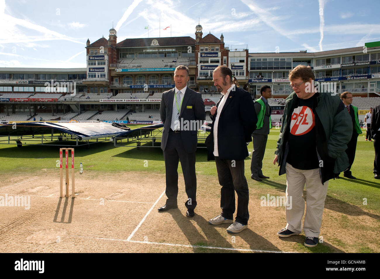 Cricket - Third npower Test - Day Two - England v Pakistan - The Brit ...