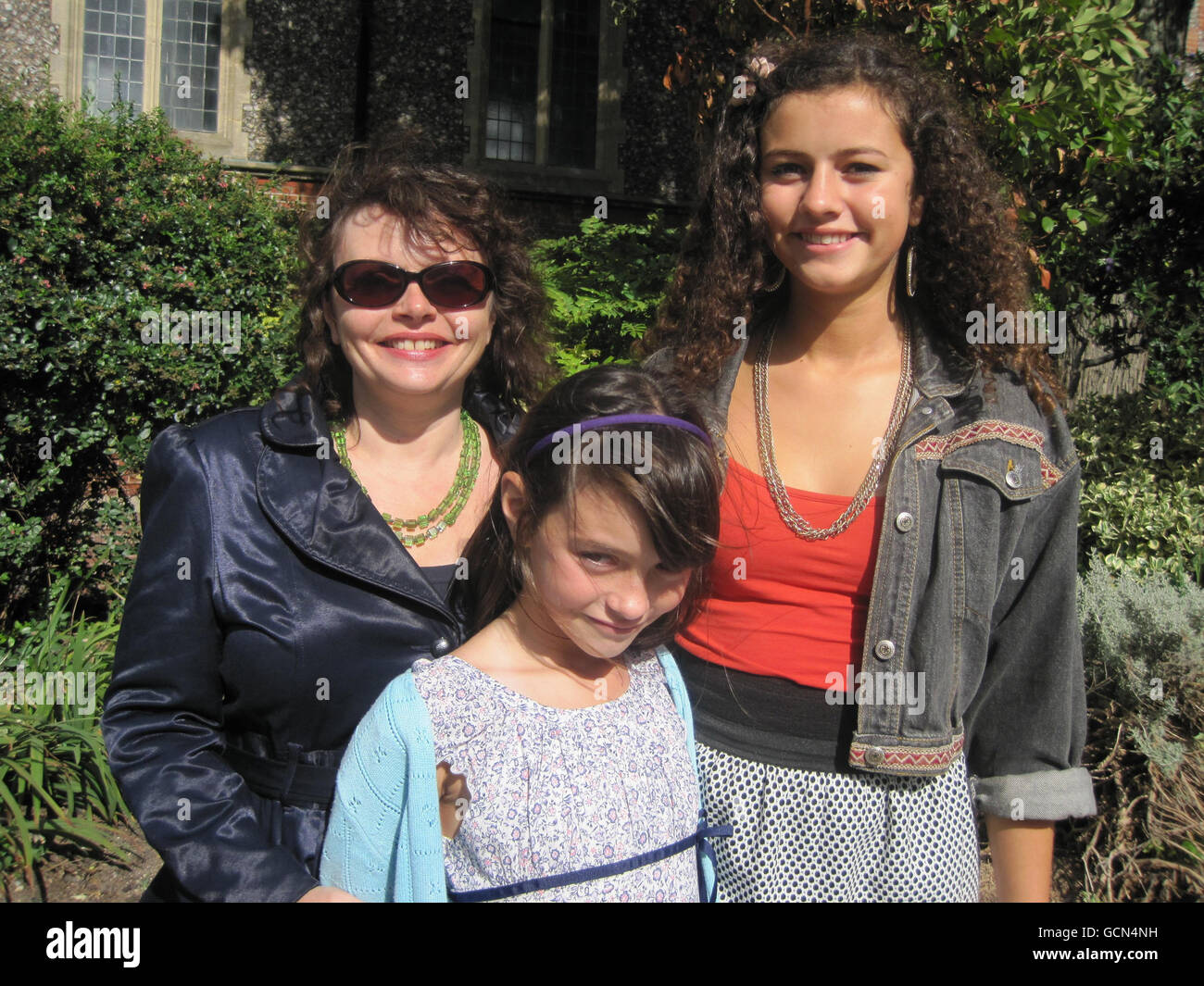 Leora Taratula-Lyons, with mother Fiona and younger sister MOnique ...