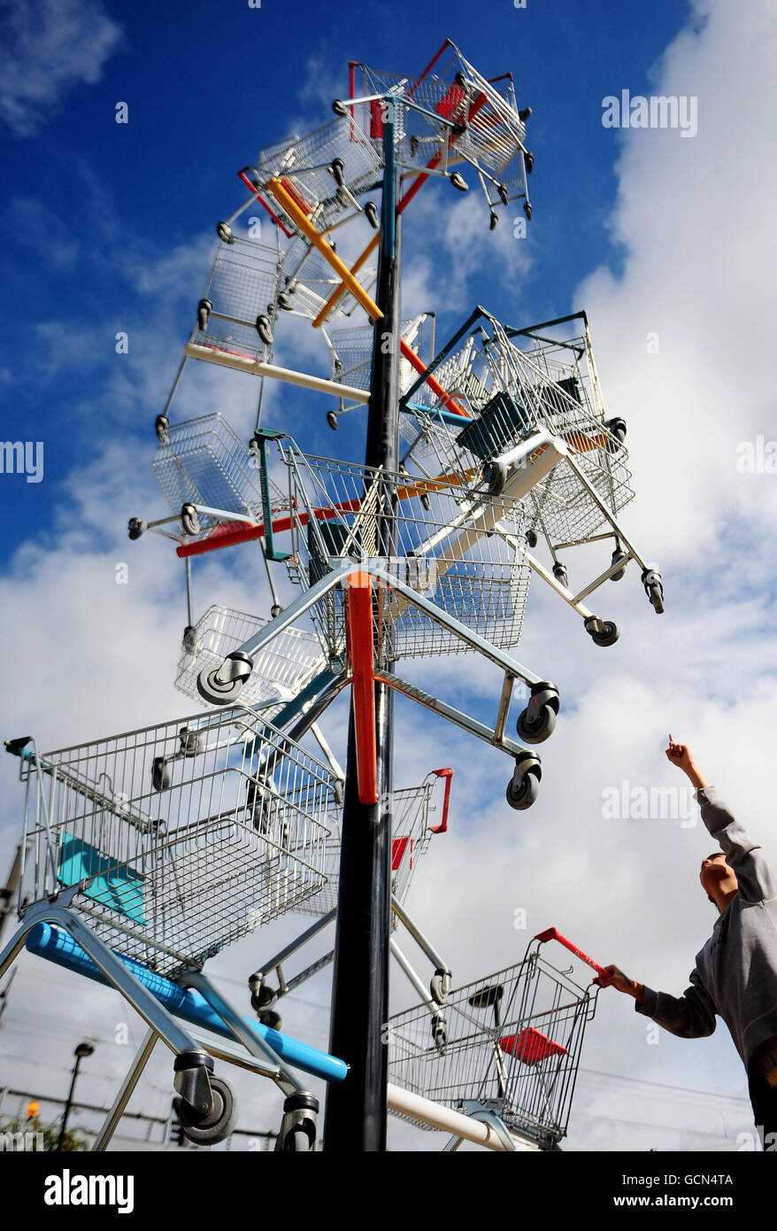 Dna double helix sculpture hi-res stock photography and images - Alamy