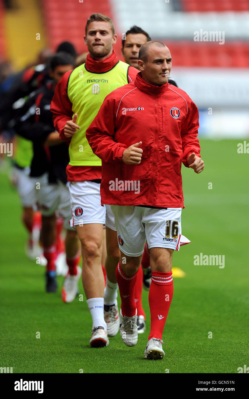 Charlton athletics alan mccormack leads the warm up hi-res stock ...