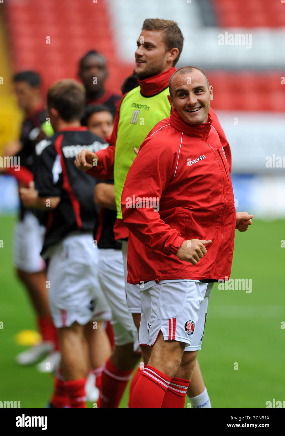 Charlton athletics alan mccormack leads the warm up hi-res stock ...