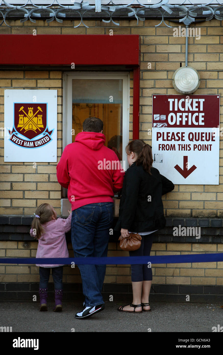 Fans queue outside football ground hi-res stock photography and images ...