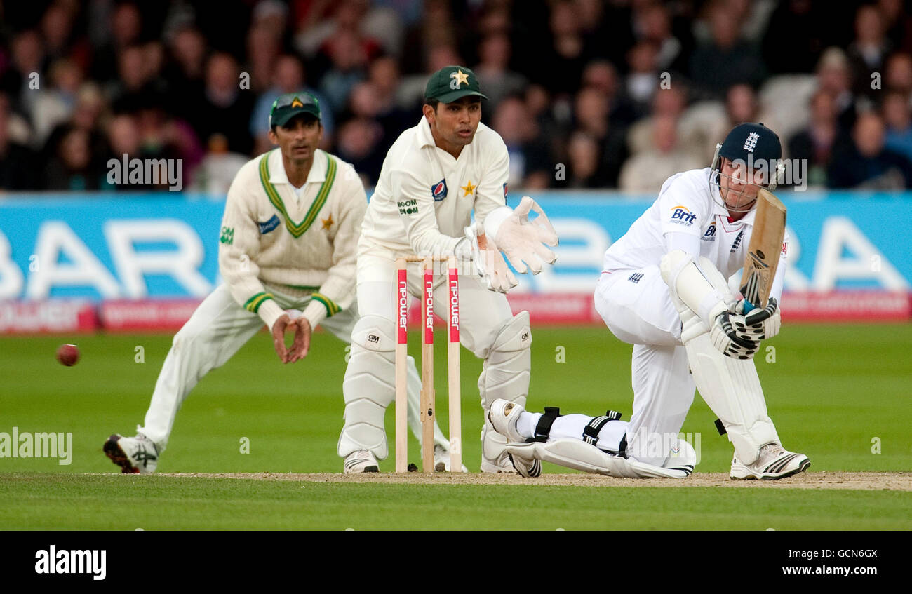 Stuart broad bats hi-res stock photography and images - Alamy