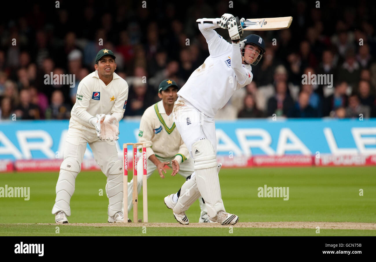 Stuart broad bats hi-res stock photography and images - Alamy