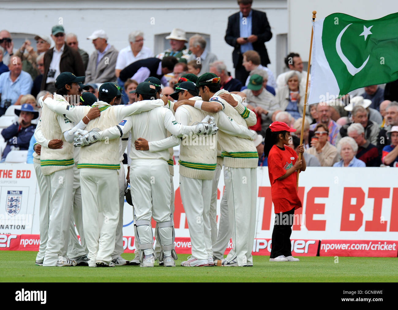 Pakistan players enter in to team huddle at trent bridge hi-res stock ...
