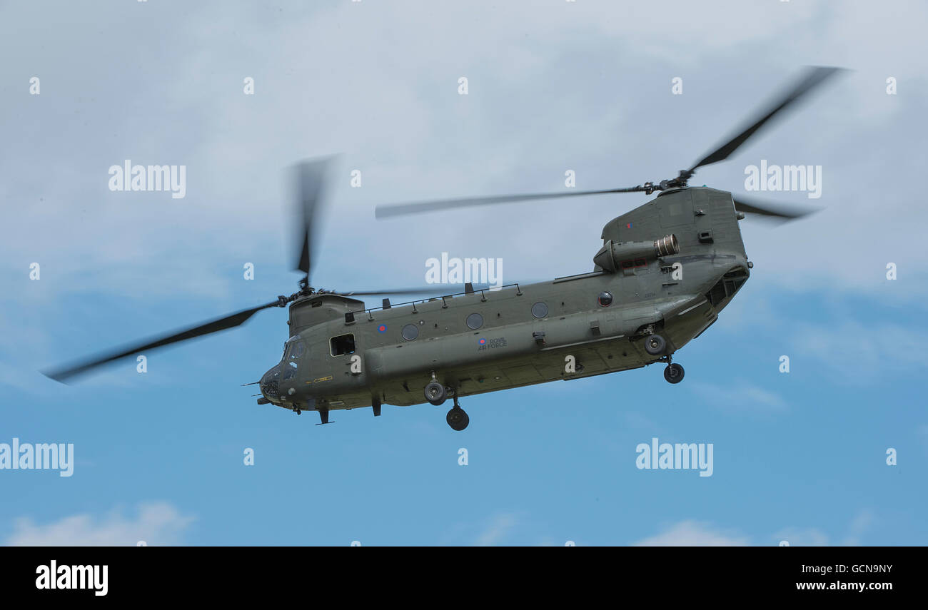 Raf odiham chinook helicopter flying display hi-res stock photography ...