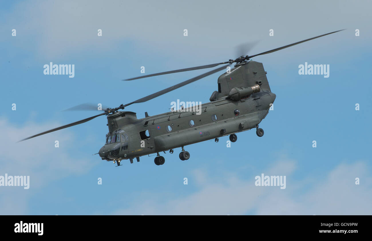 Raf odiham chinook helicopter flying display hi-res stock photography ...
